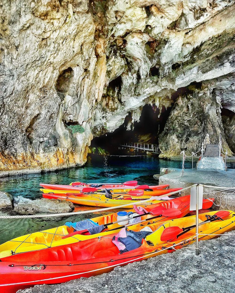 Tour guidato in kayak alla scoperta della Grotta del Bue Marino ad ... Tour guidato in kayak alla scoperta della Grotta del Bue Marino ad ...