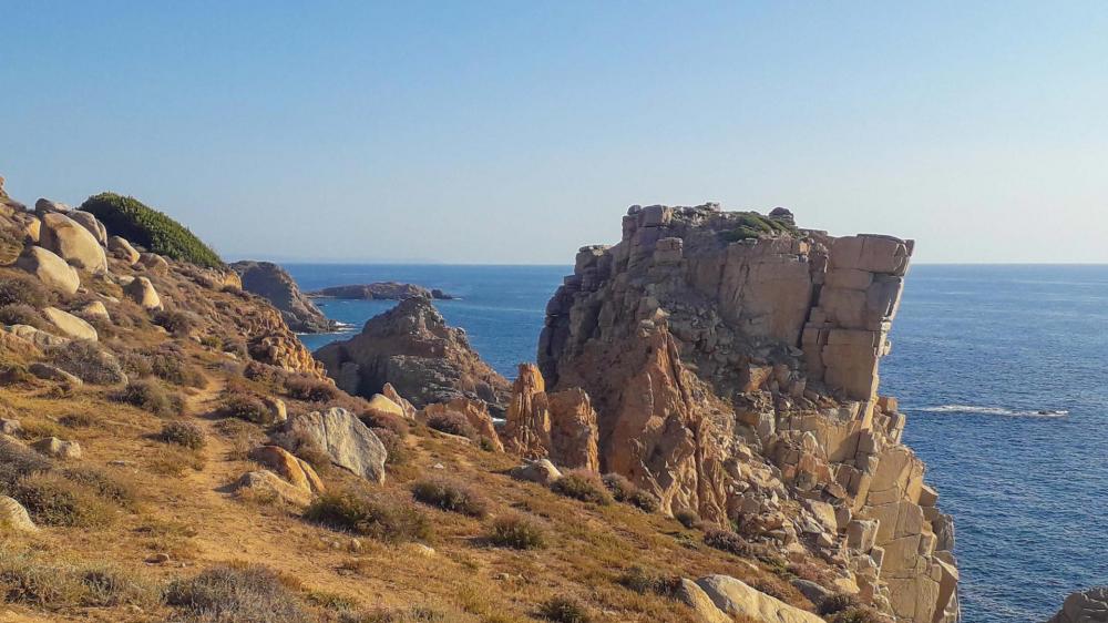 Trekking nel Giardino in Pietra di Manago tra i graniti di Capo Pecora ...